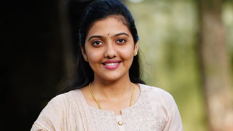 Srushti Deshmukh (IAS) Wiki, Age, Husband, Family, Education, Salary ...